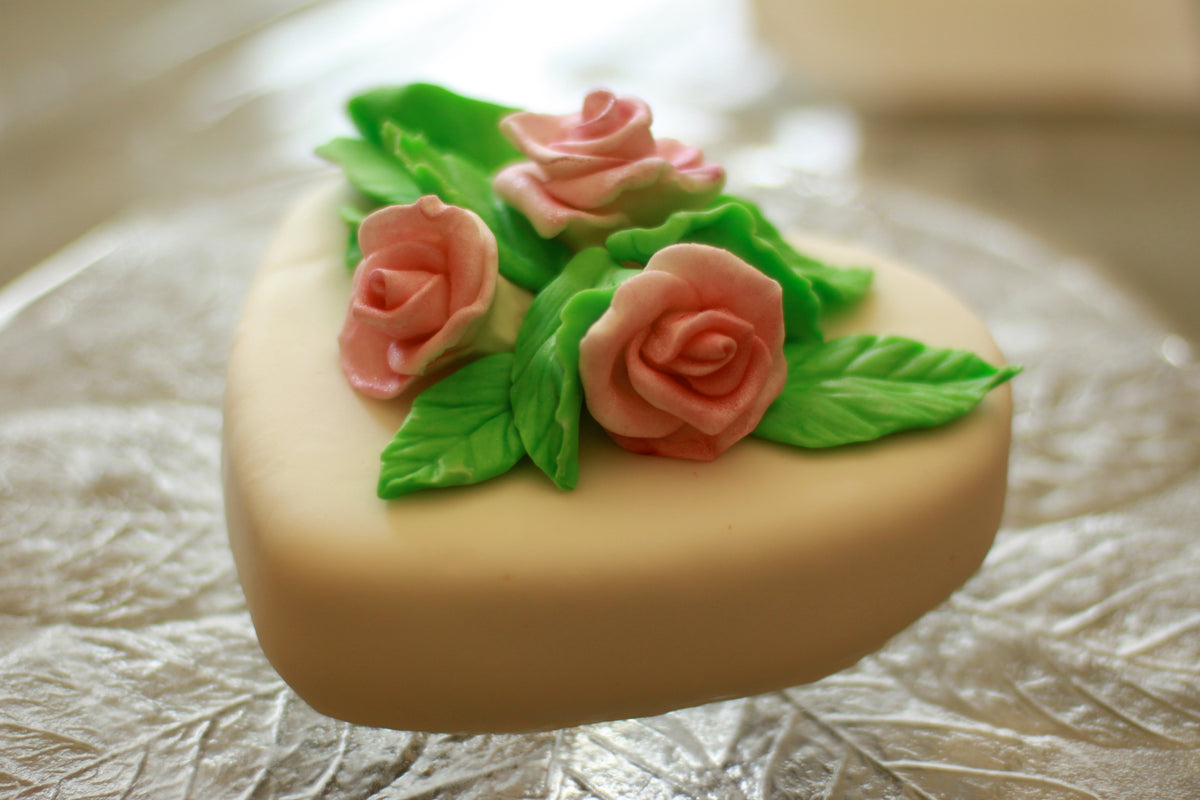 HOW TO MAKE PROFESSIONAL LOOKING ROLLED FONDANT – J.Wilton